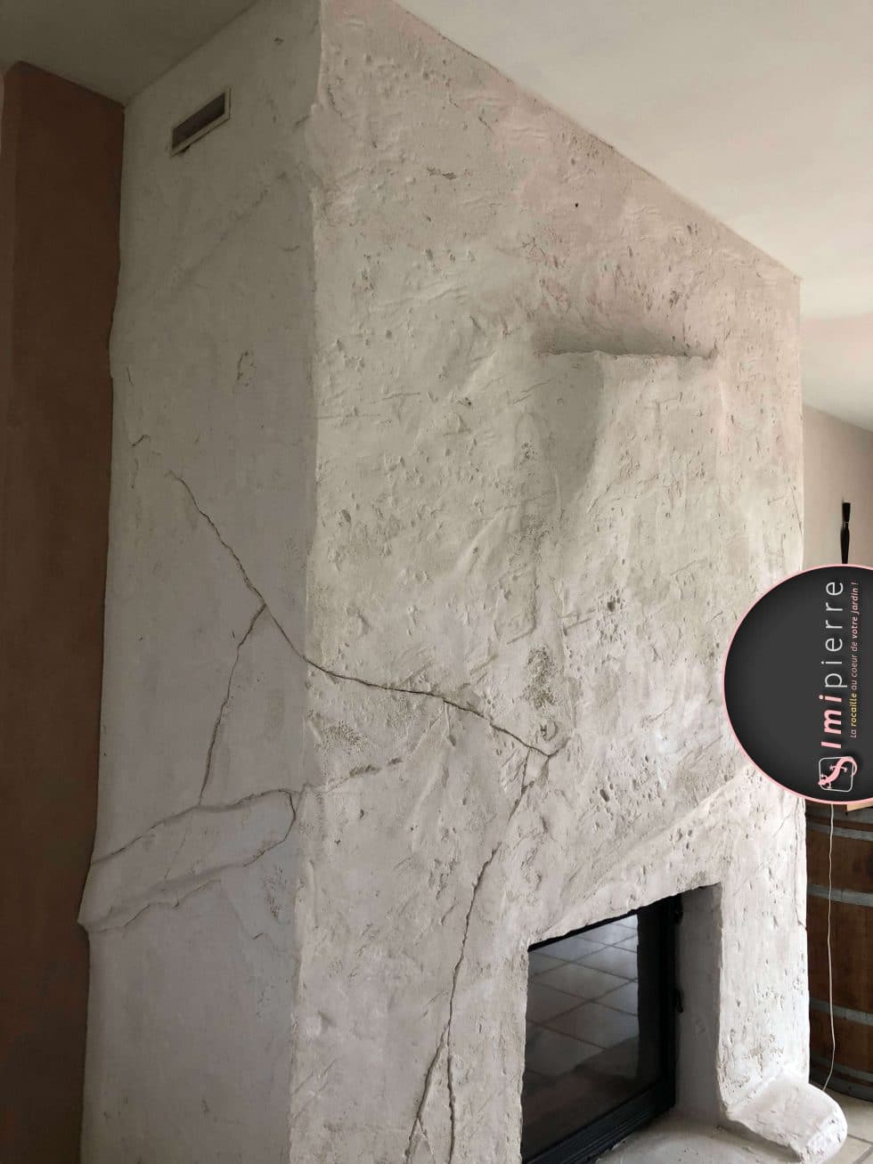 Cheminée décorée en imitation roche calcaire naturelle - Imipierre SARL