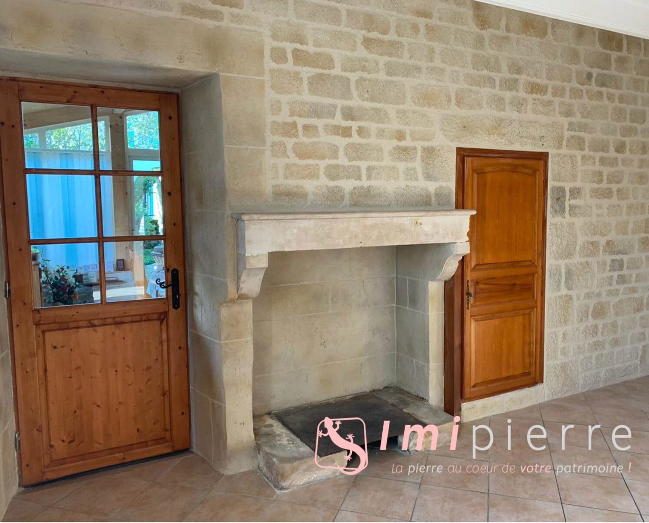 Décor sur cheminée et murs pour agrémenter l'intérieur - Imipierre SARL