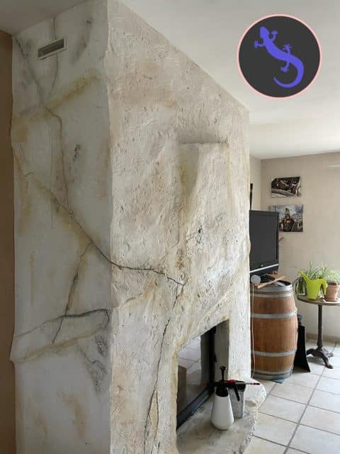 Décor thématisé imitant la roche sur une cheminée - Imipierre SARL